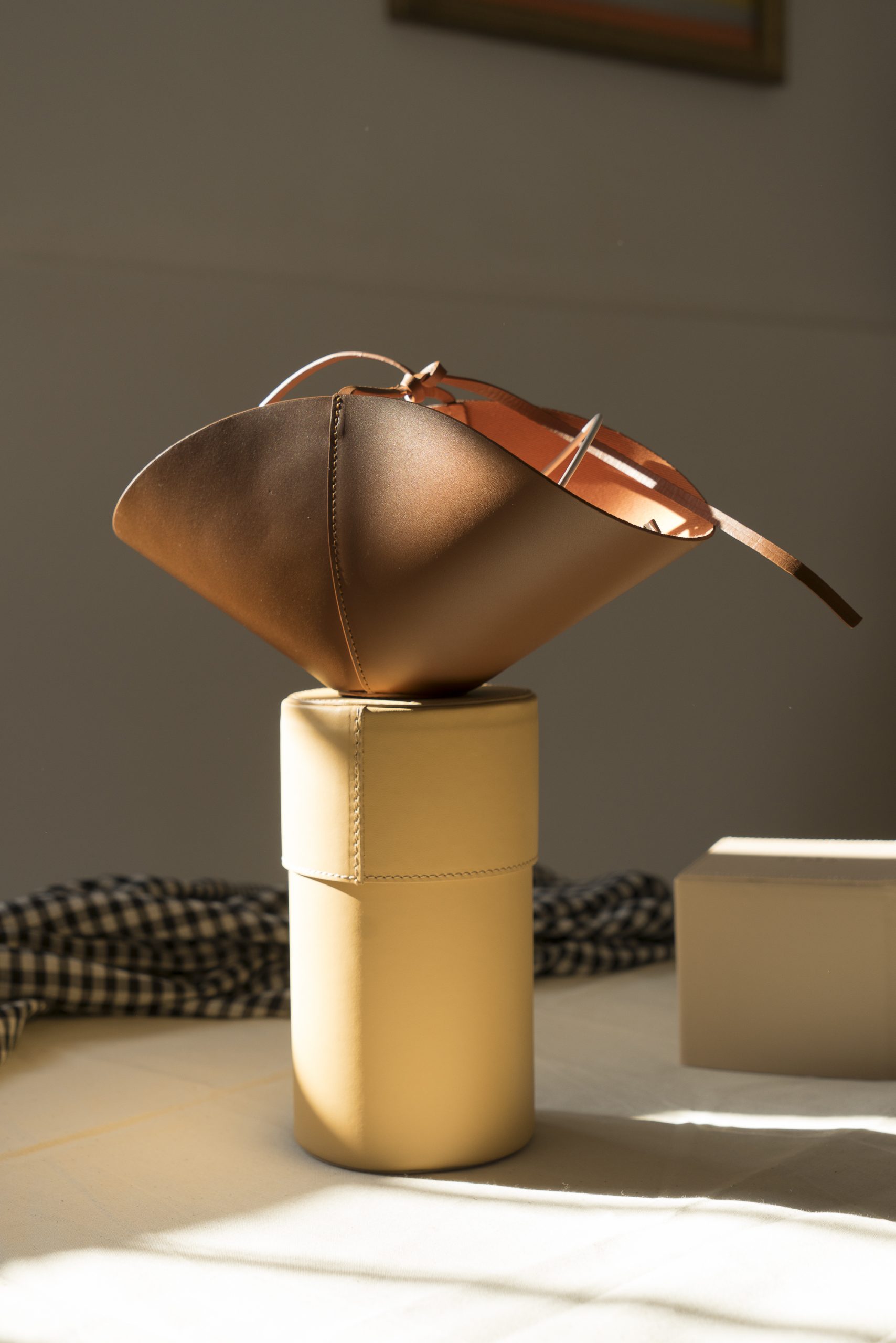 Tube Leather basket - Los Objetos Decorativos