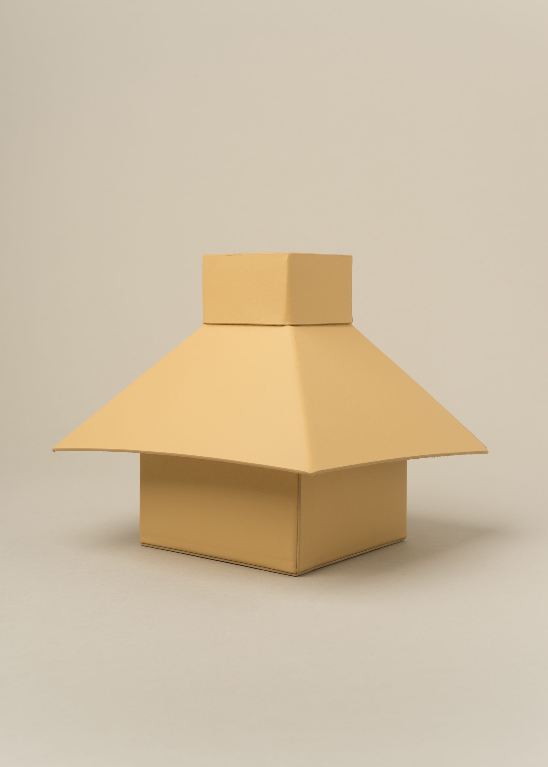 Beige Funnel Leather Basket | Los Objetos Decorativos PRODUCTOS