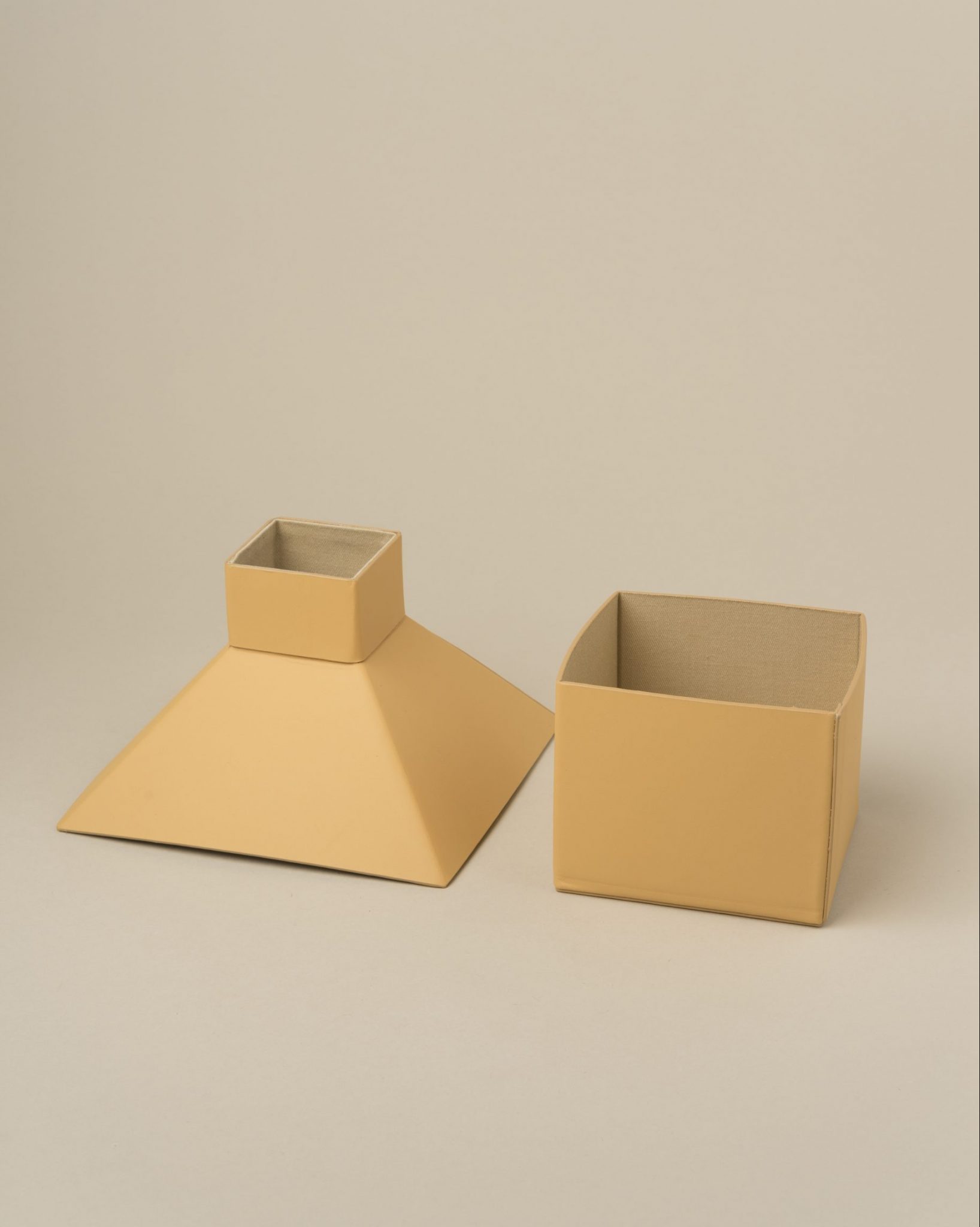 Beige Funnel Leather Basket | Los Objetos Decorativos PRODUCTOS