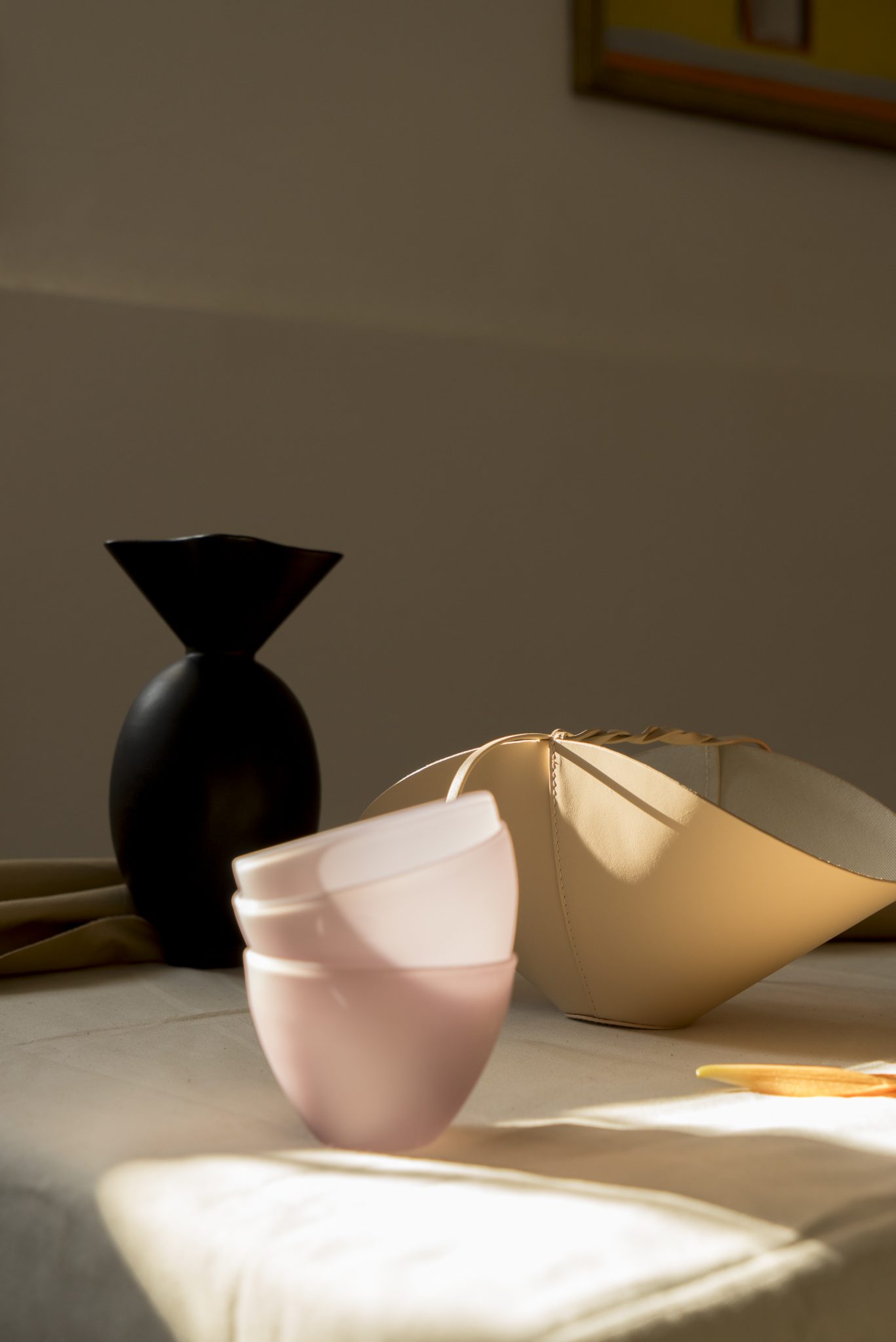 Beige Canasta Leather Basket | Los Objetos Decorativos PRODUCTOS